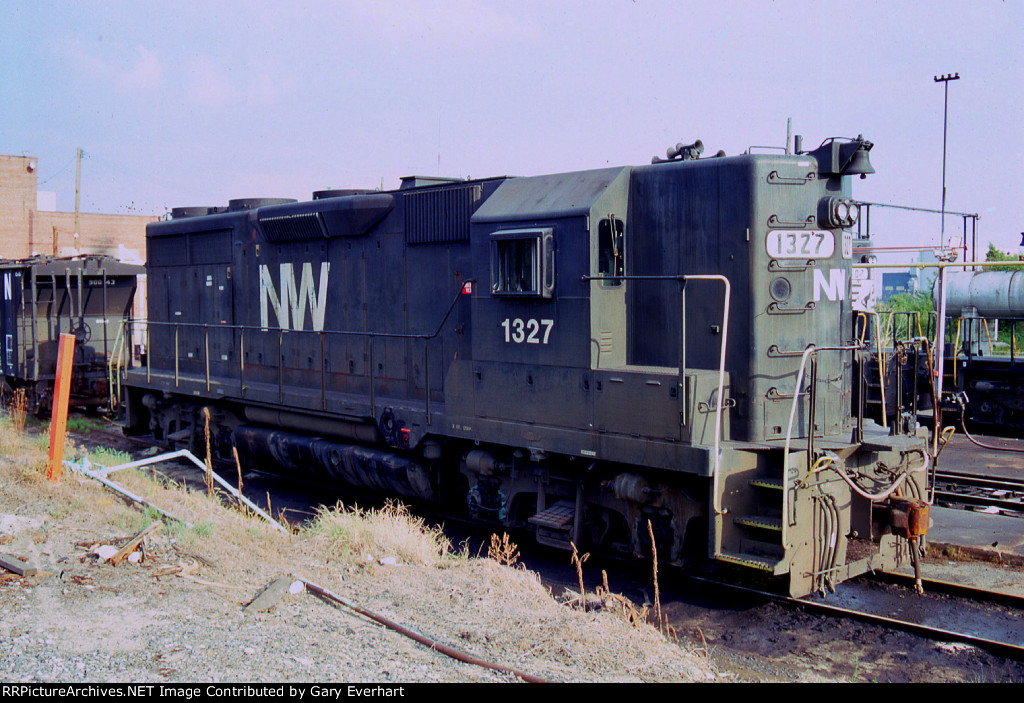 NW GP35 #1327 - Norfolk & Western